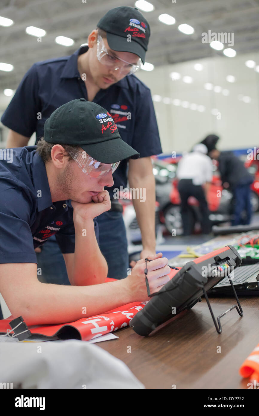 Car repair teamwork hi-res stock photography and images - Alamy
