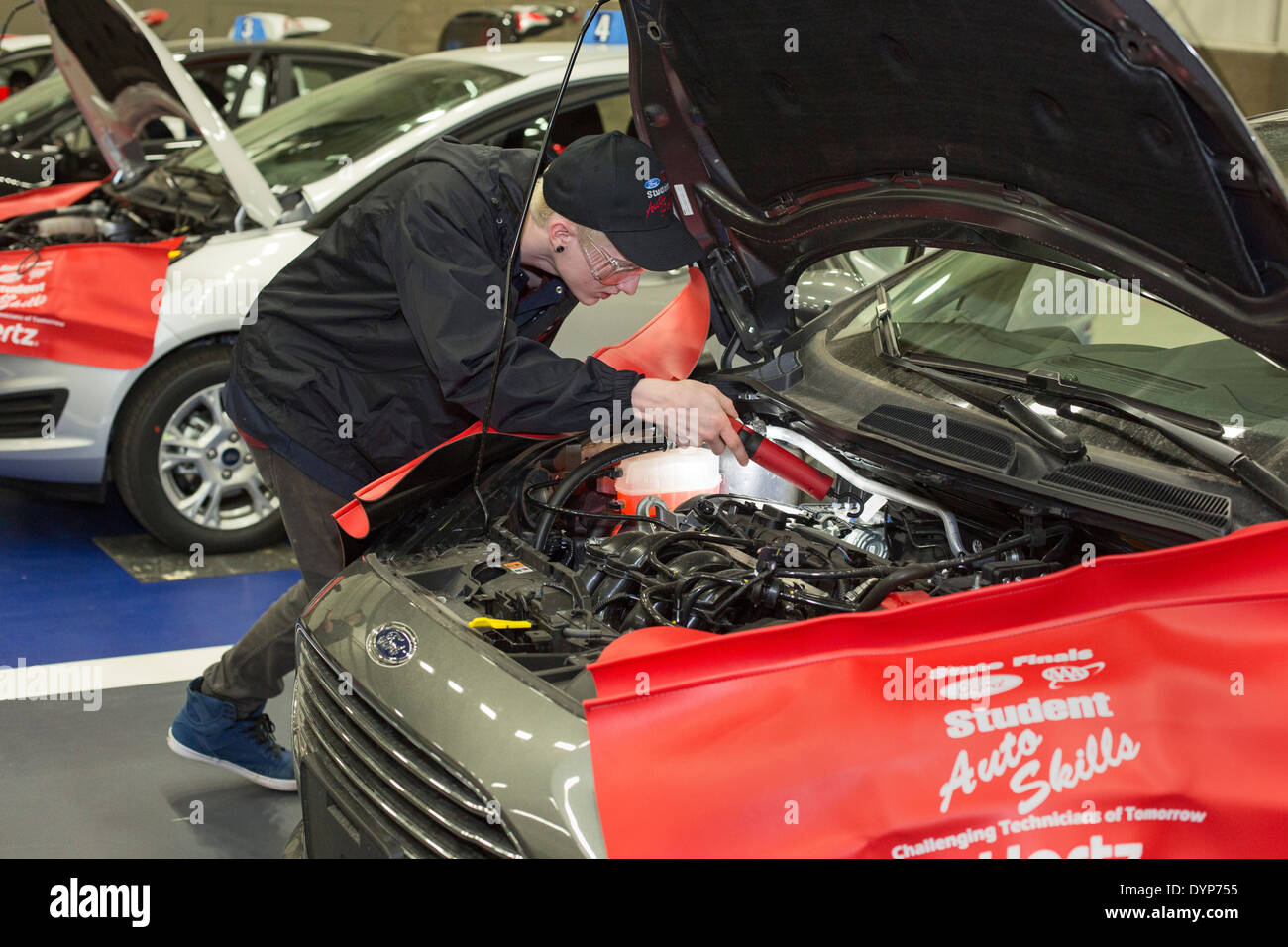 Teen mechanic hi-res stock photography and images - Alamy