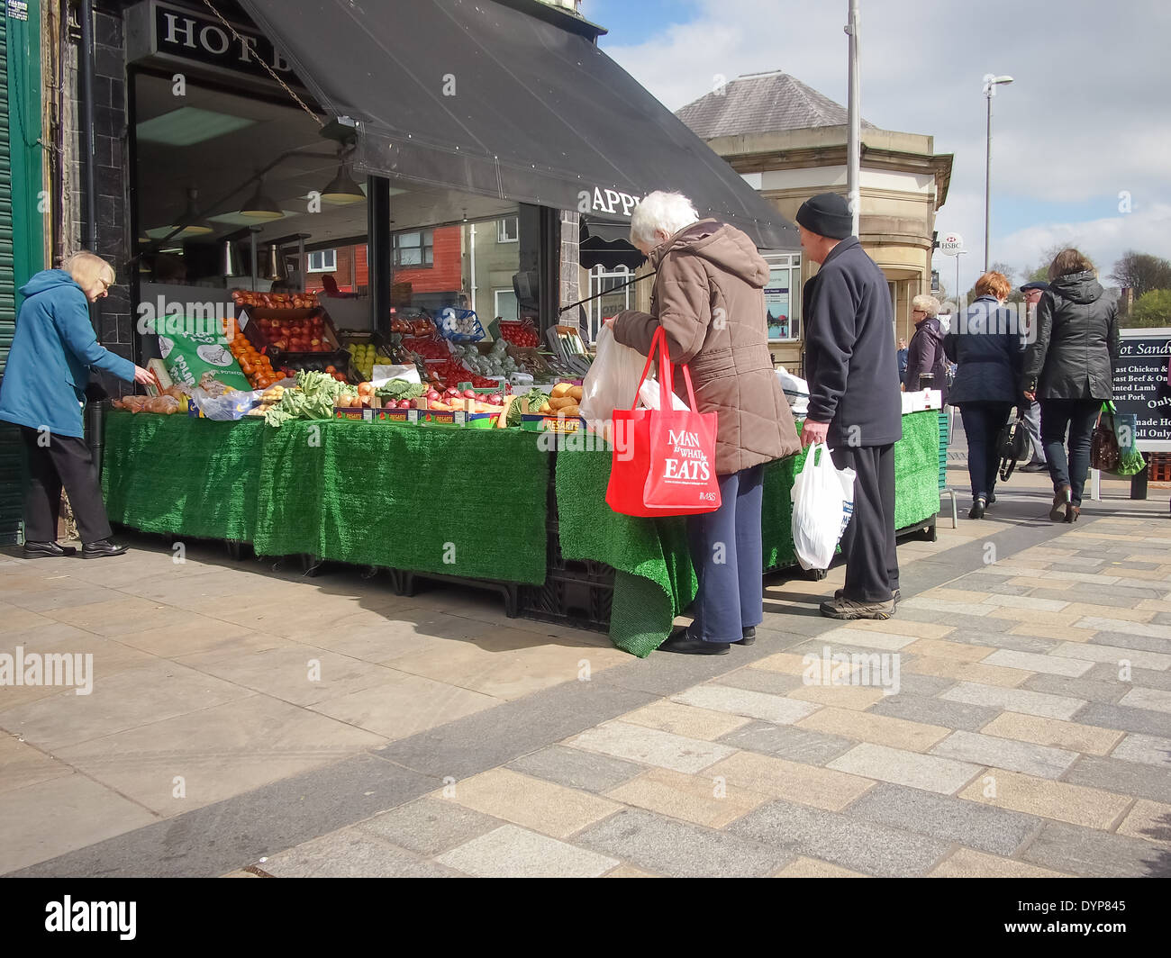 Customers shopping street hi-res stock photography and images - Alamy