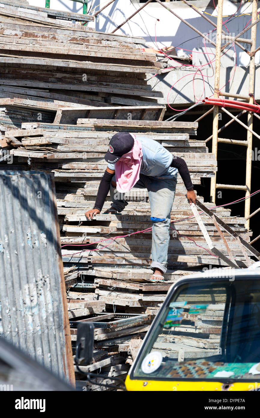 Construction Worker in Angeles City, Luzon, Philippines Stock Photo - Alamy