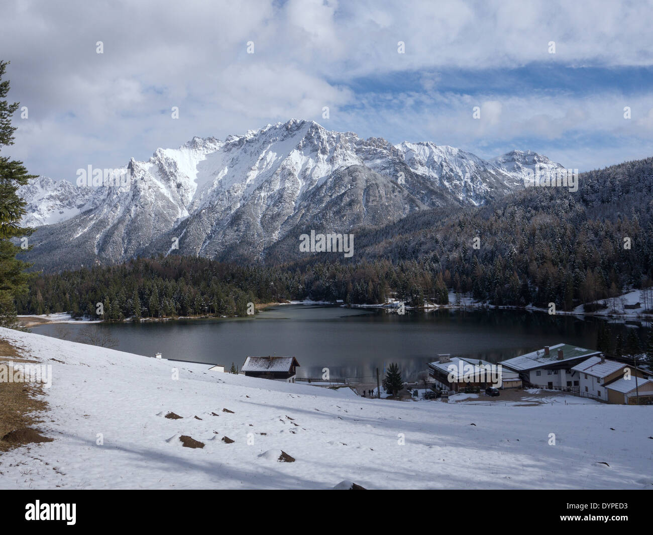 houses at a lake with Karwendel mountain range in the background ...