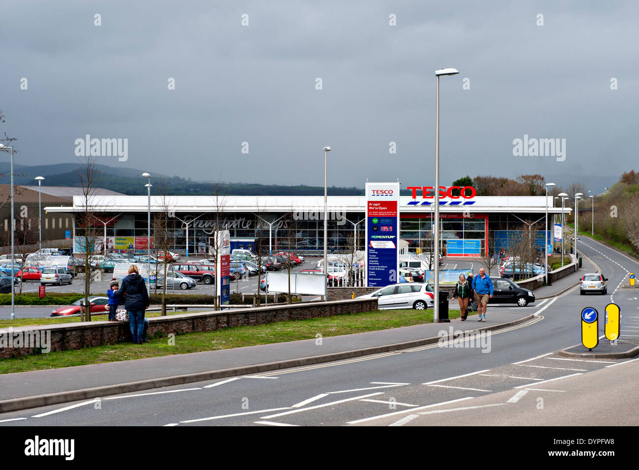 Tesco supermarket store car park hi-res stock photography and images ...