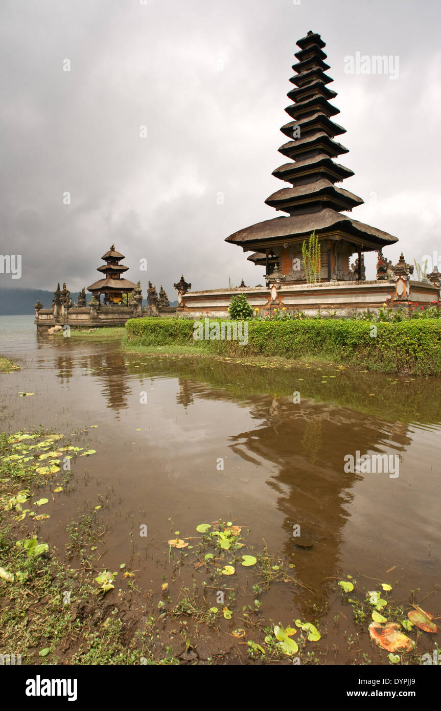 Bali Temple On A Lake Pura Ulun Danu Bratan Indonesia. Pura Ulan Danu ...