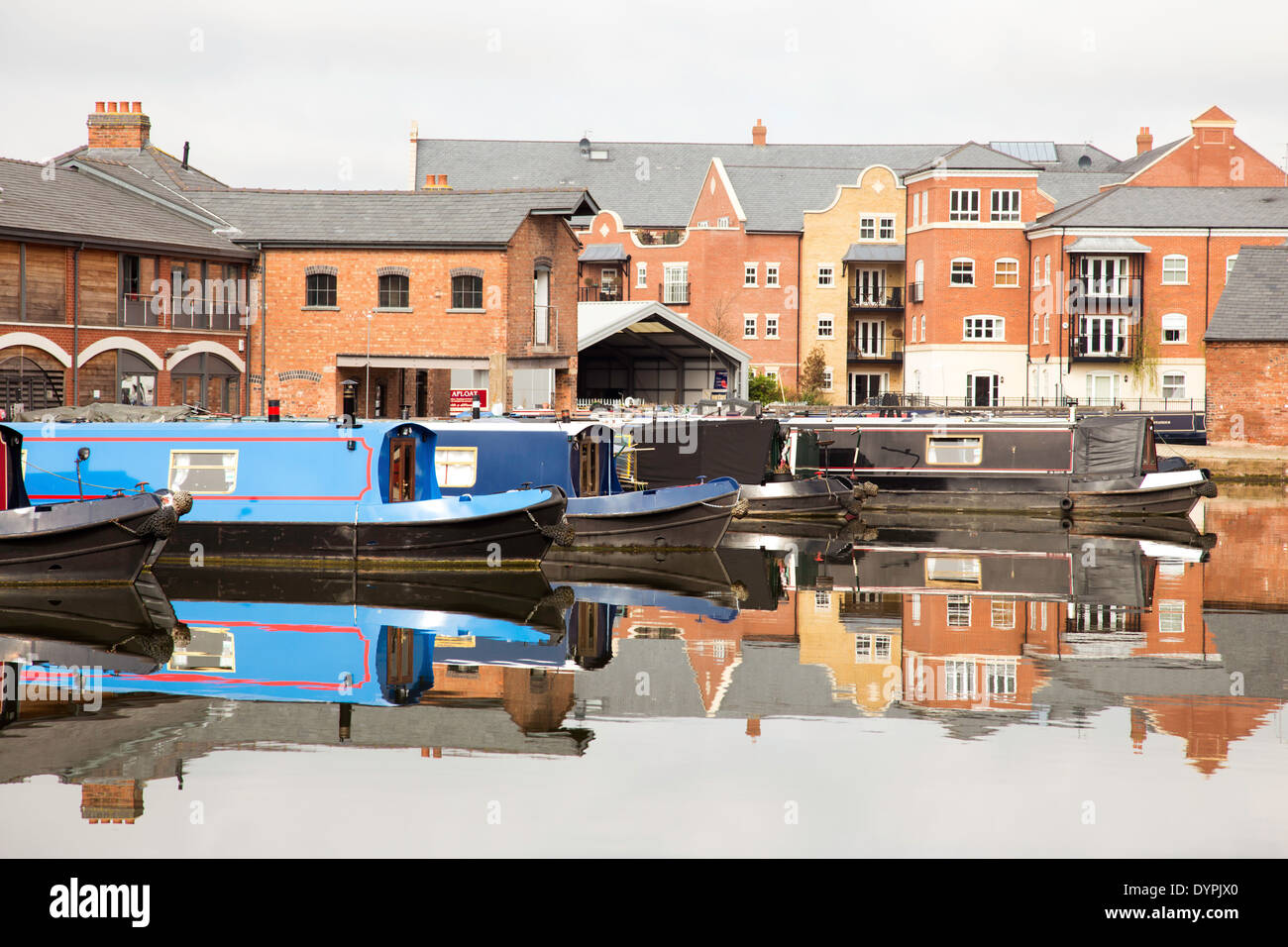 Reflections in Diglis Basin on the Worcester & Birmingham Canal ...