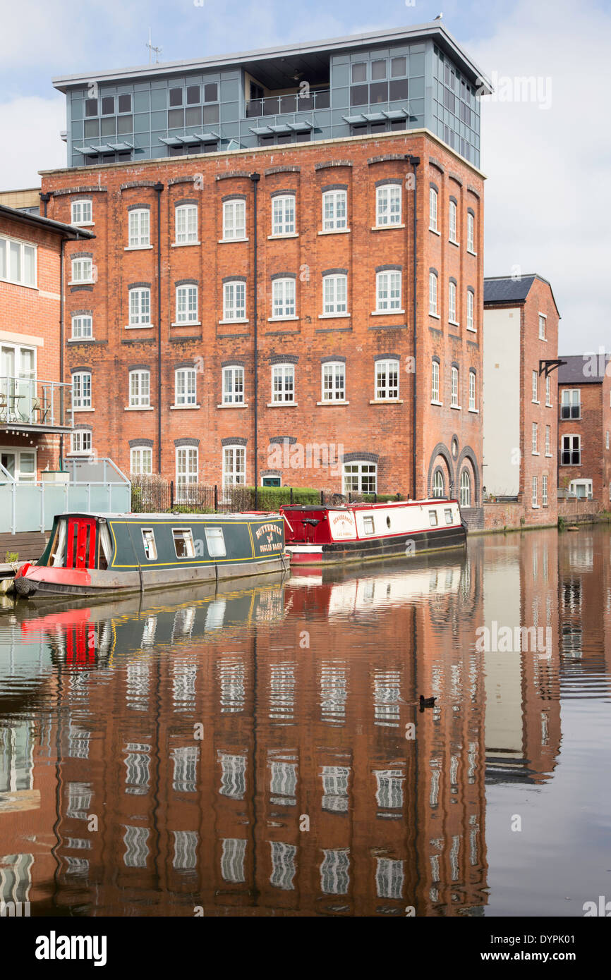 Reflections in Diglis Basin on the Worcester & Birmingham Canal ...