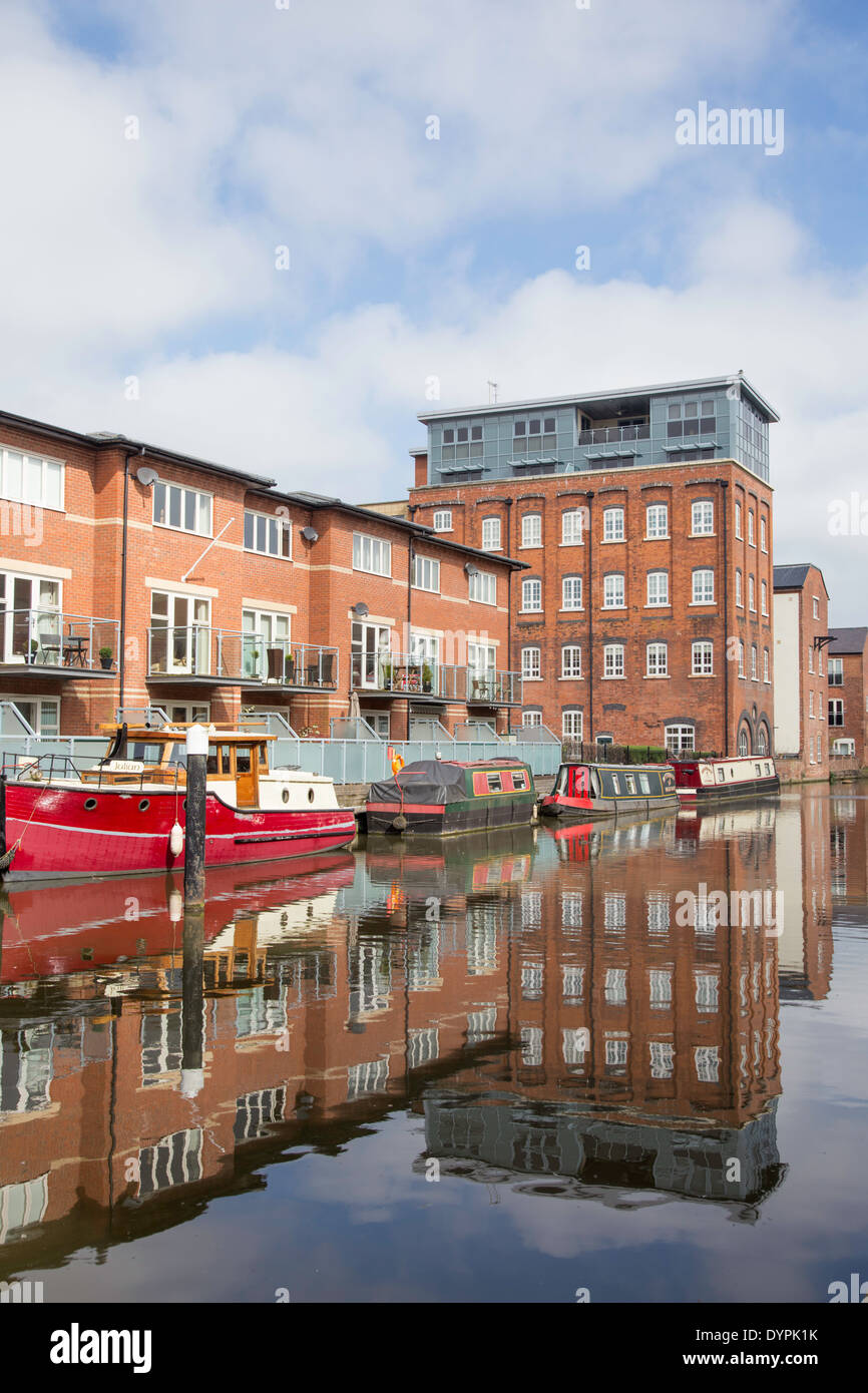 Reflections in Diglis Basin on the Worcester & Birmingham Canal ...