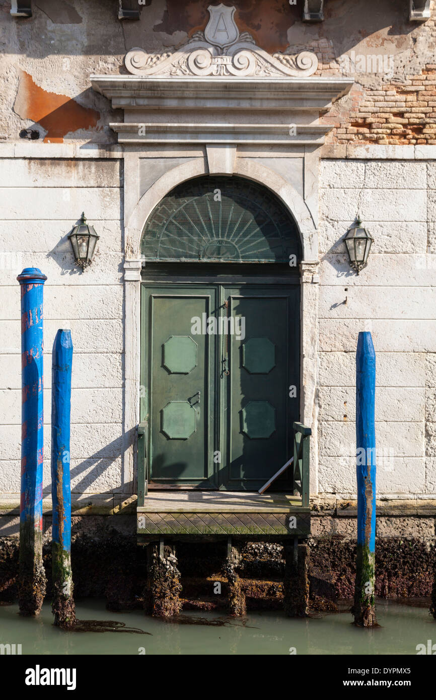 Canal side lovers hi-res stock photography and images - Alamy