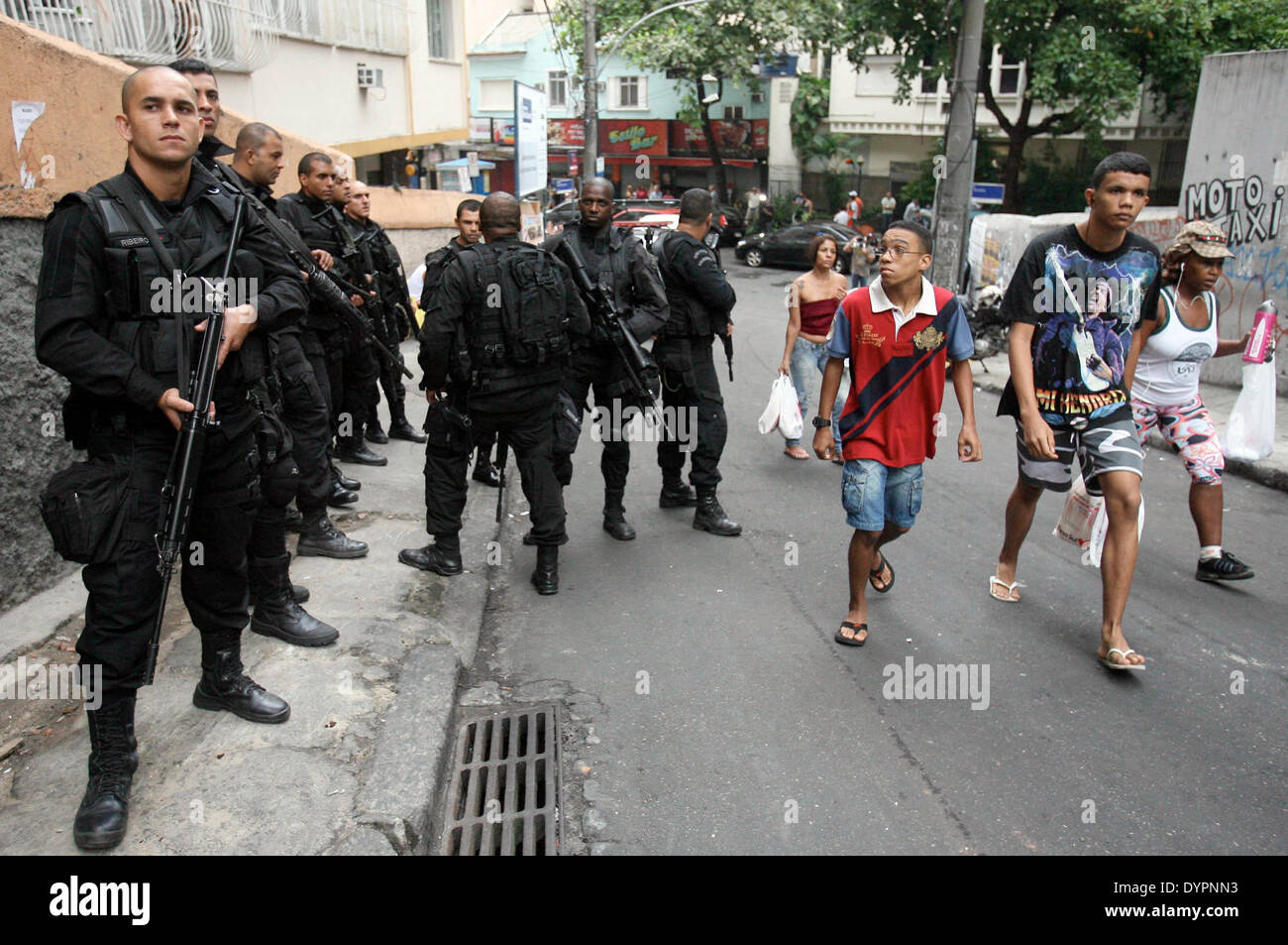 Rio favela police 2014 hi-res stock photography and images - Alamy