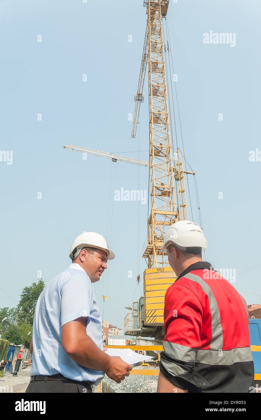 Chief engineer communicates with foreman Stock Photo - Alamy