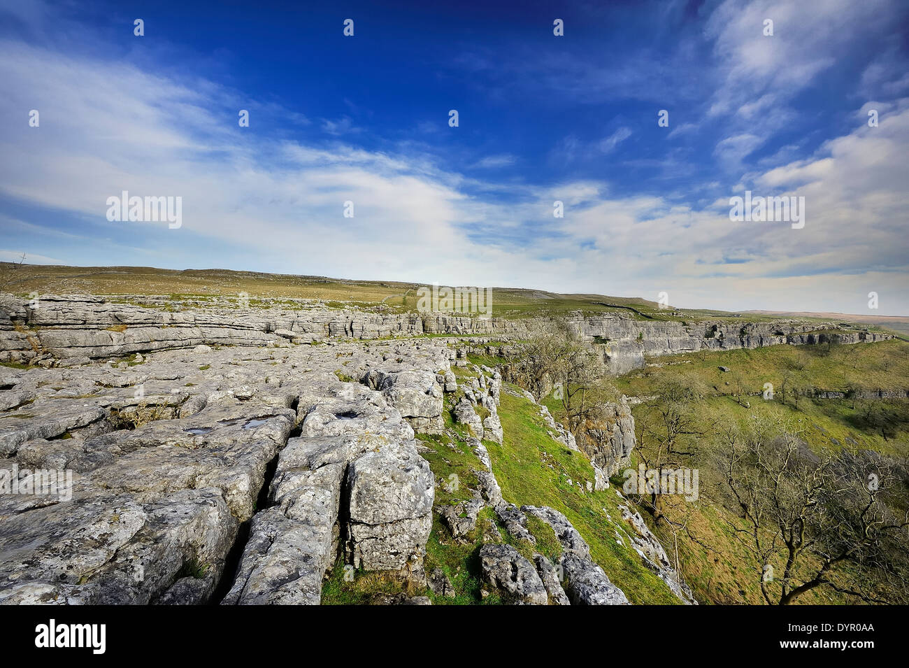 Limestone pavement boulders yorkshire hi-res stock photography and ...