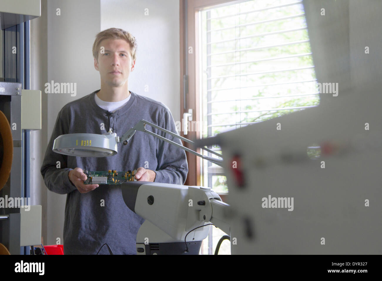 Electronic worker hi-res stock photography and images - Alamy