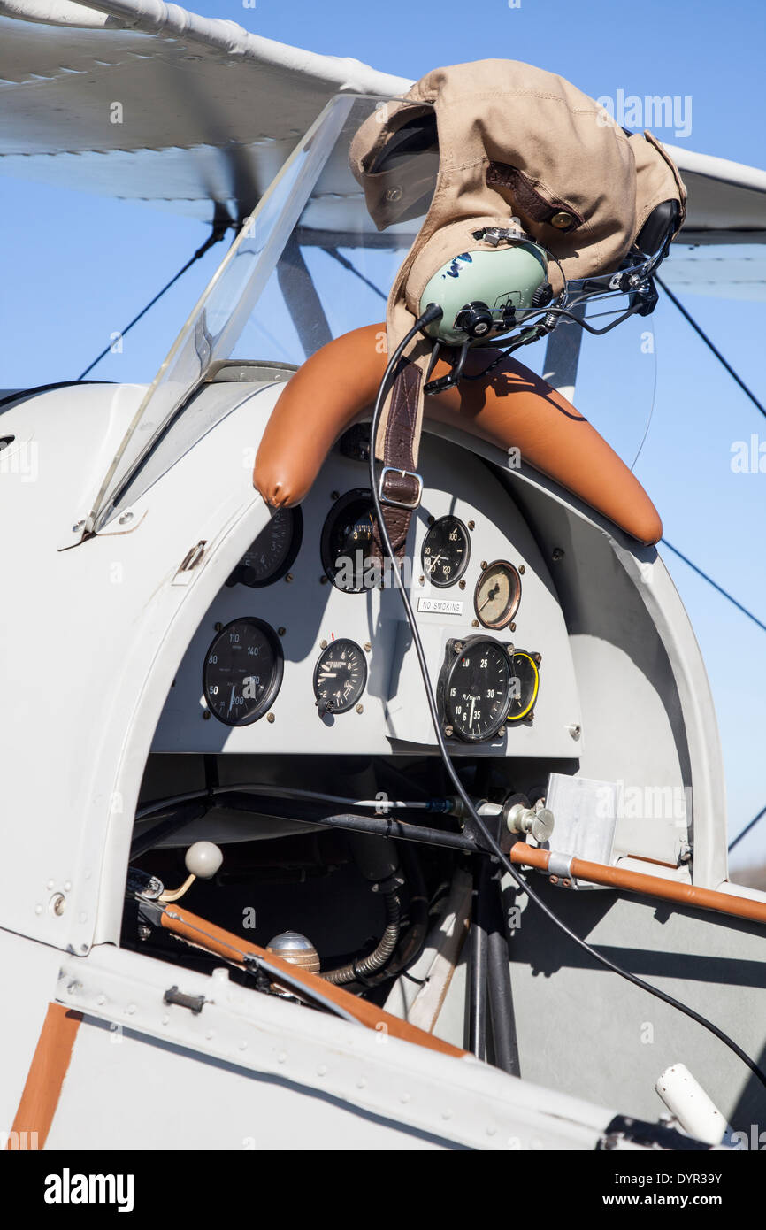 cockpit of vintage aircraft Stock Photo - Alamy
