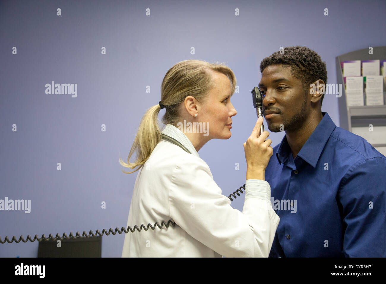 Doctor physical exam hi-res stock photography and images - Alamy