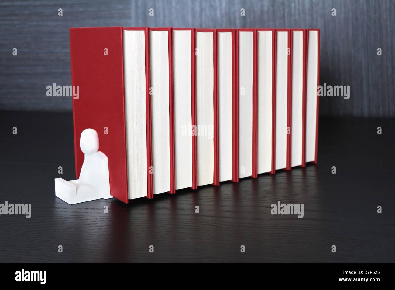 Row of books on shelf hi-res stock photography and images - Alamy