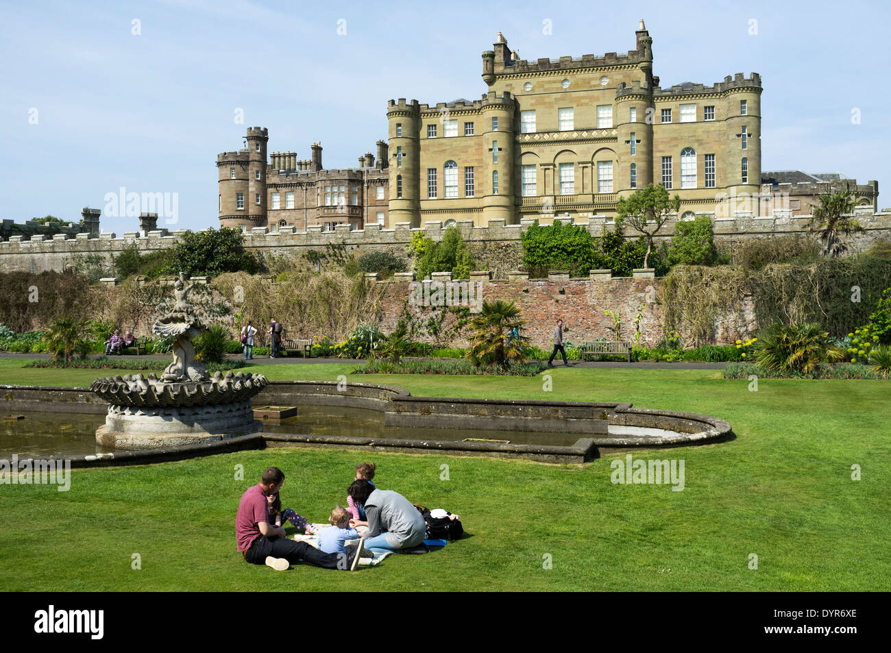 Family castle scotland hi-res stock photography and images - Alamy