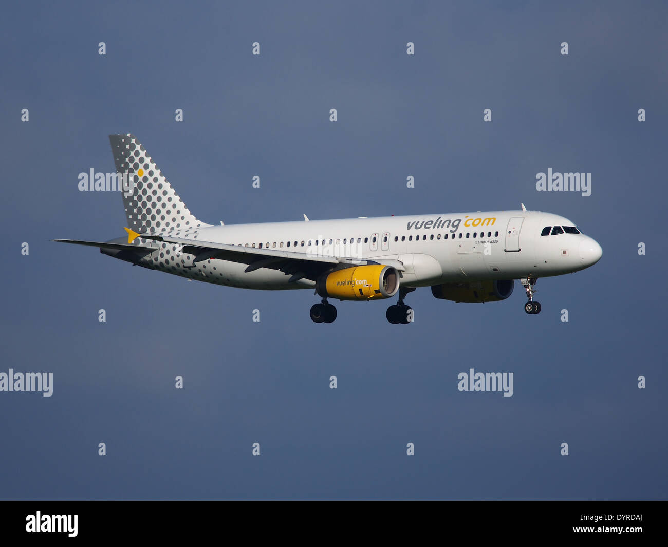 EC-LQZ Vueling Airbus A320-232 landing at Schiphol (AMS - EHAM), The ...