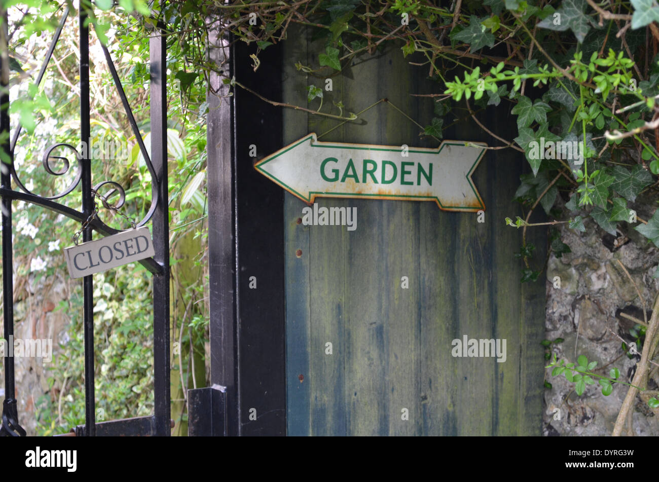 Garden closed sign Stock Photo - Alamy