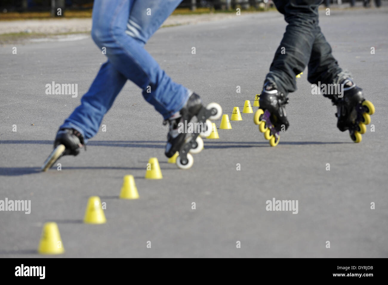 Skaters hi-res stock photography and images - Alamy