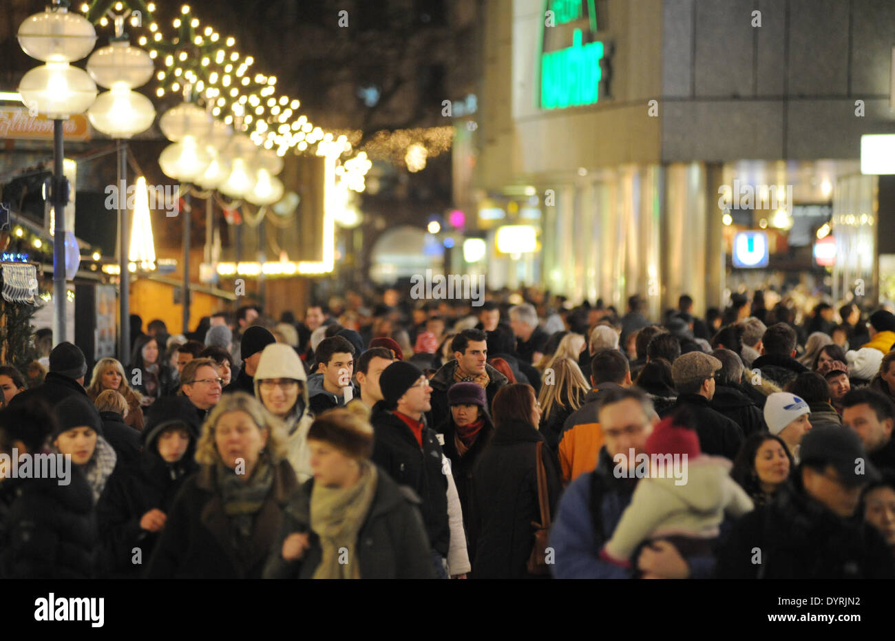 Overcrowded pedestrian zone during the Christmas season in Munich, 2011 ...