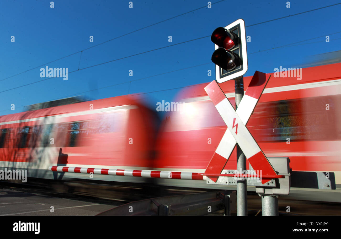 Warning light level crossing in hi-res stock photography and images - Alamy