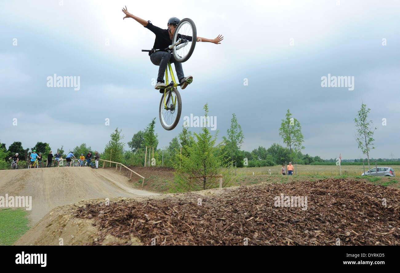 Dirtline hi-res stock photography and images - Alamy