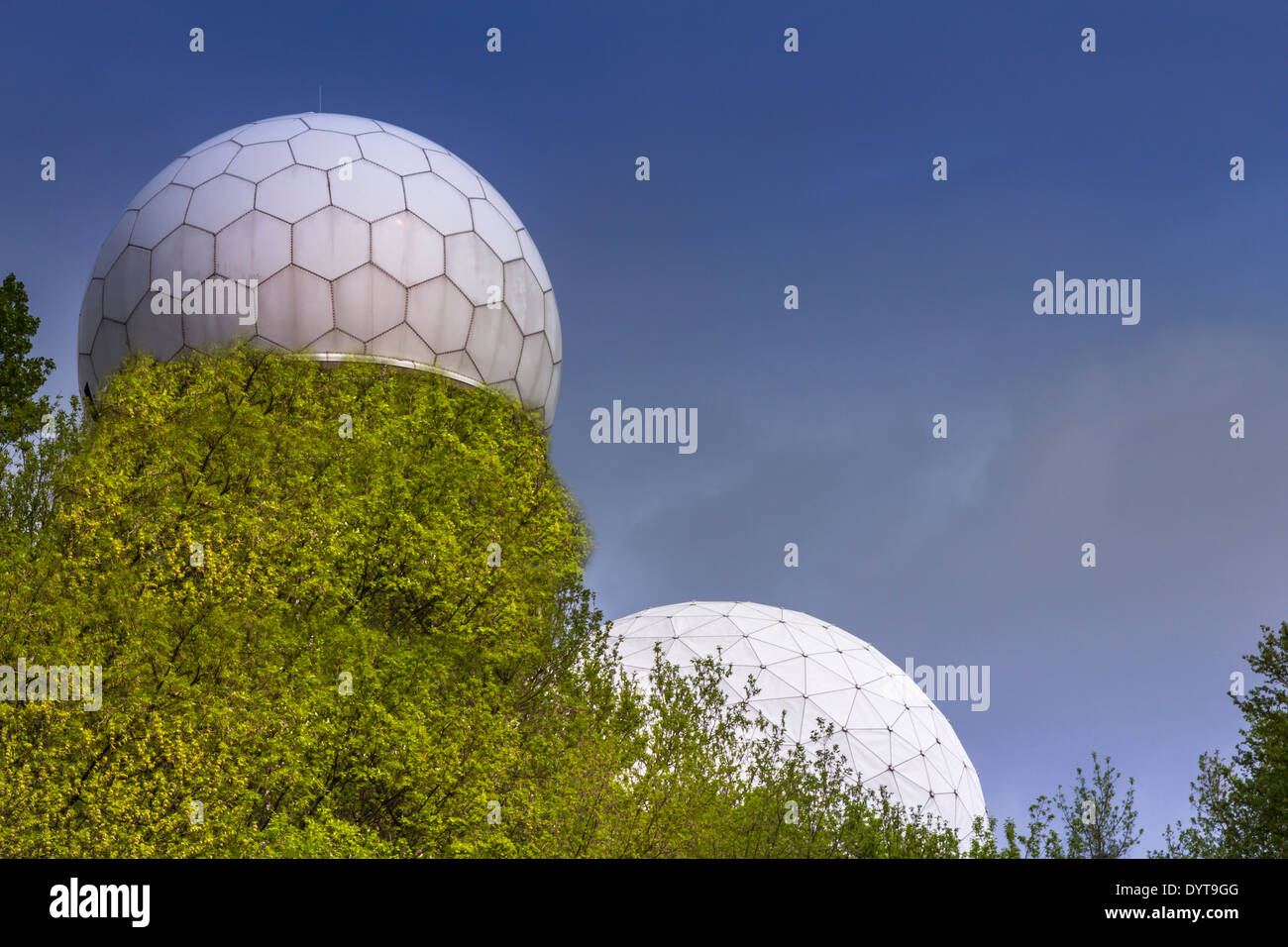Spy antenna hi-res stock photography and images - Alamy