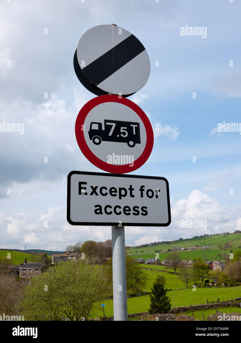 Truck weight warning and advice sign, Saddleworth, Greater Manchester ...