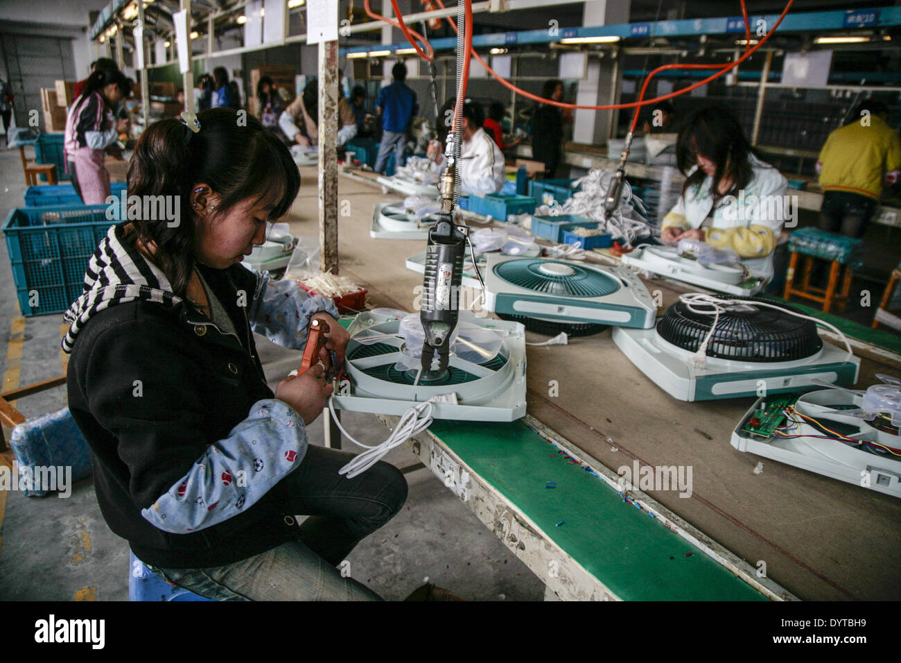 Workers works at a assembly line in Baoerma Electric Appliance Co Stock ...