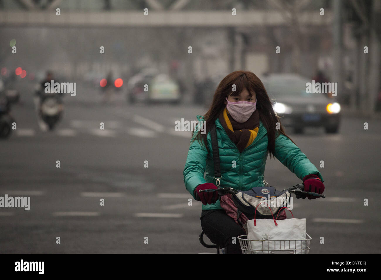 Pollution mask cyclist hi-res stock photography and images - Alamy