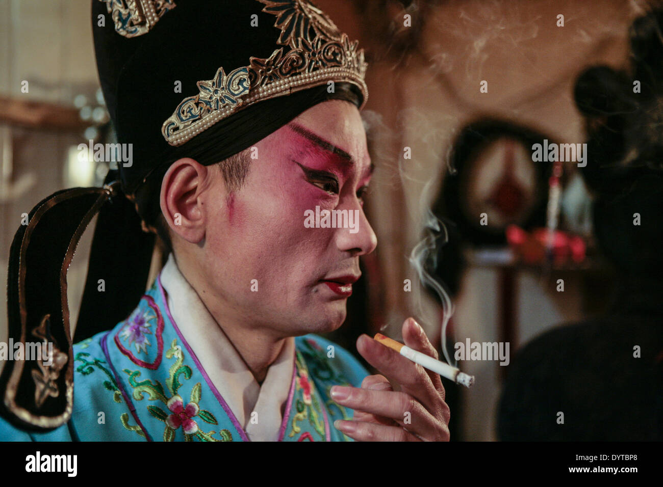 Artist with cigarette hi-res stock photography and images - Alamy