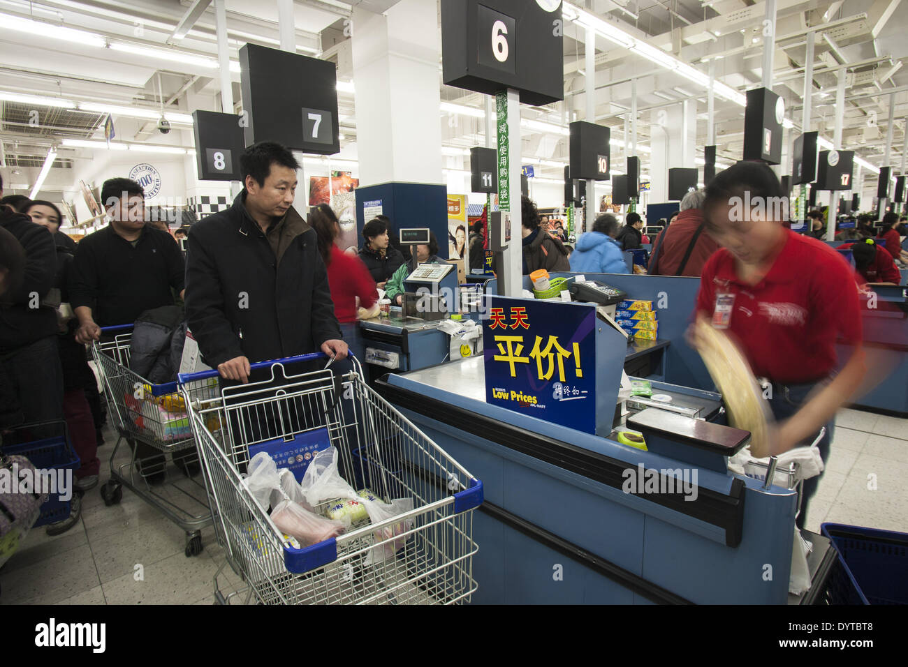 Customers pay cashier walmart store hi-res stock photography and images ...