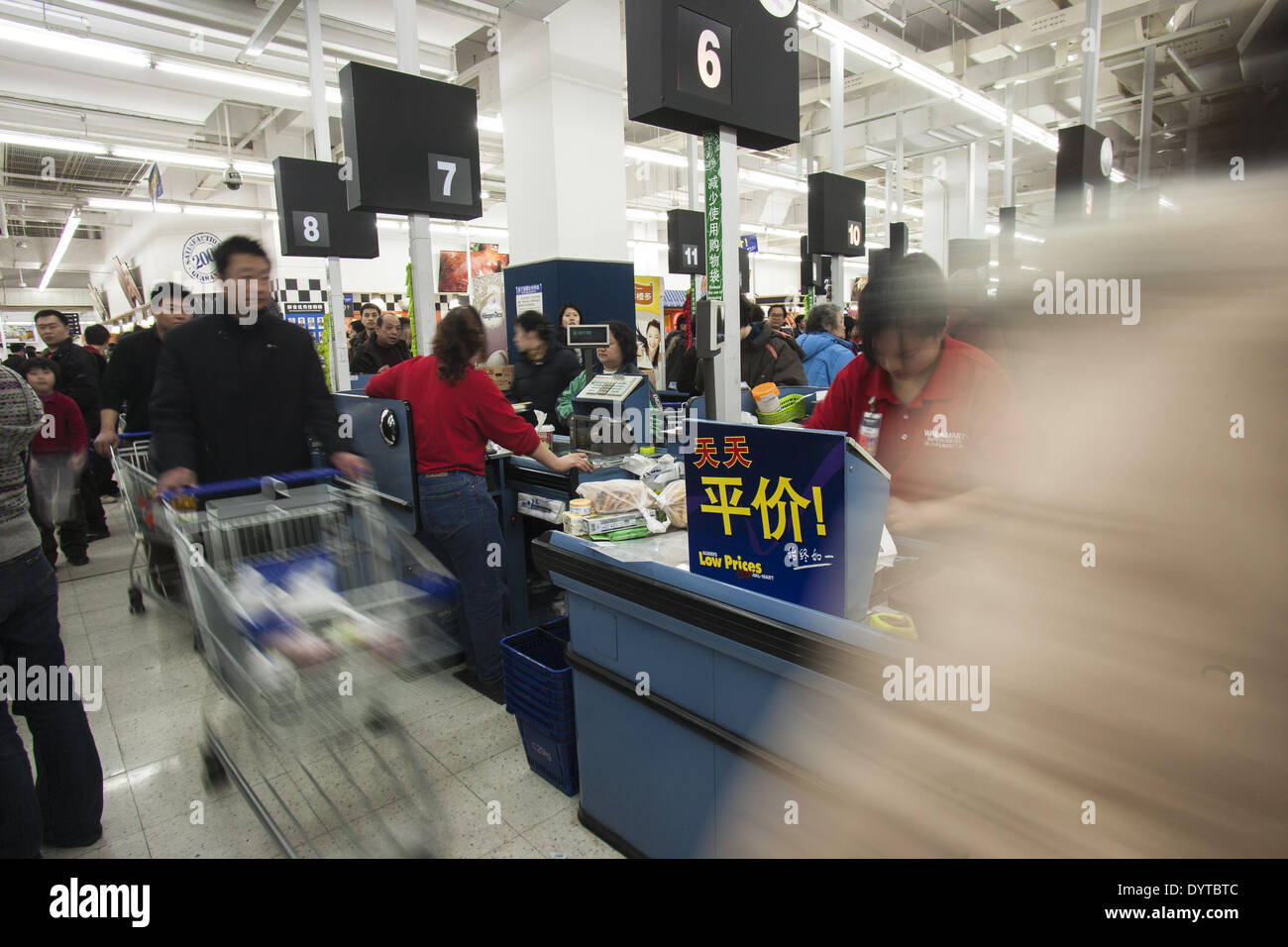Customers pay cashier walmart store hi-res stock photography and images ...