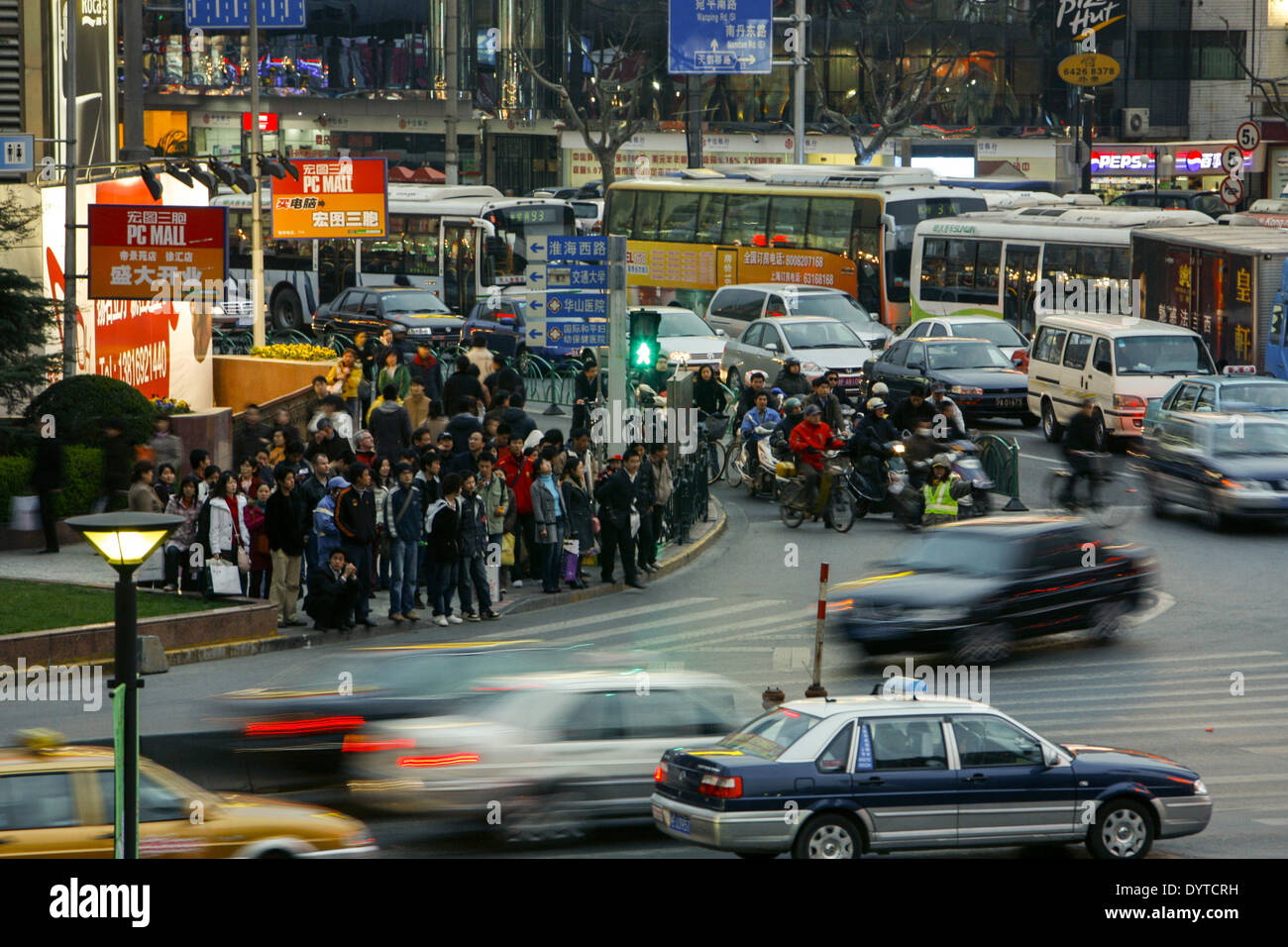 Traffic flow at a cross road in downtown Shanghai Stock Photo - Alamy