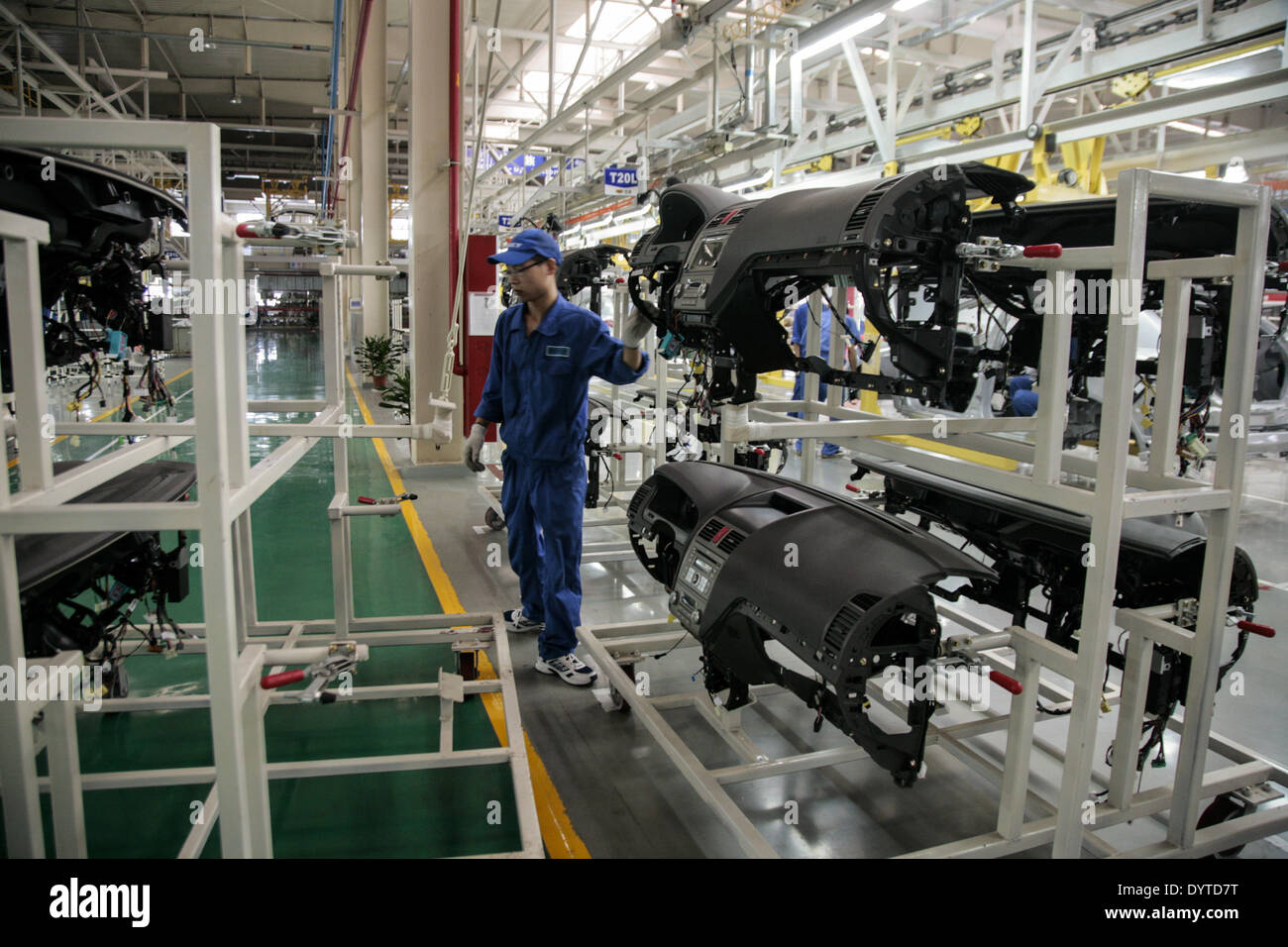 Assembly line workers automotive hi-res stock photography and images ...