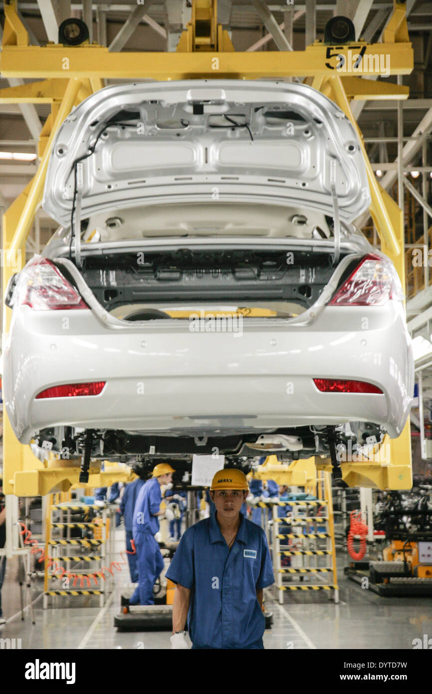 Automotive assembly line workers hi-res stock photography and images ...