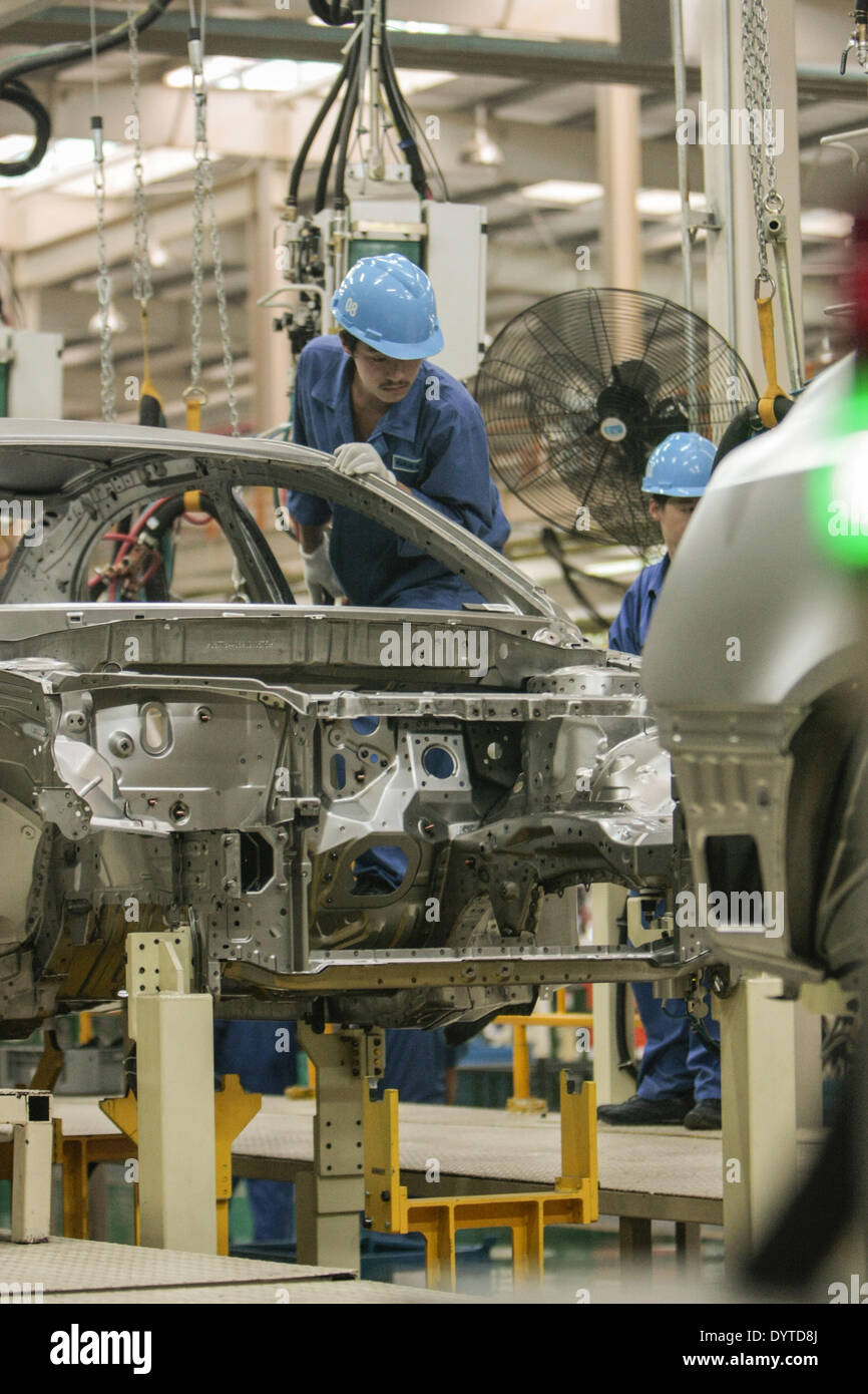 Workers at the Geely Automotive Holdings Ltd Stock Photo - Alamy