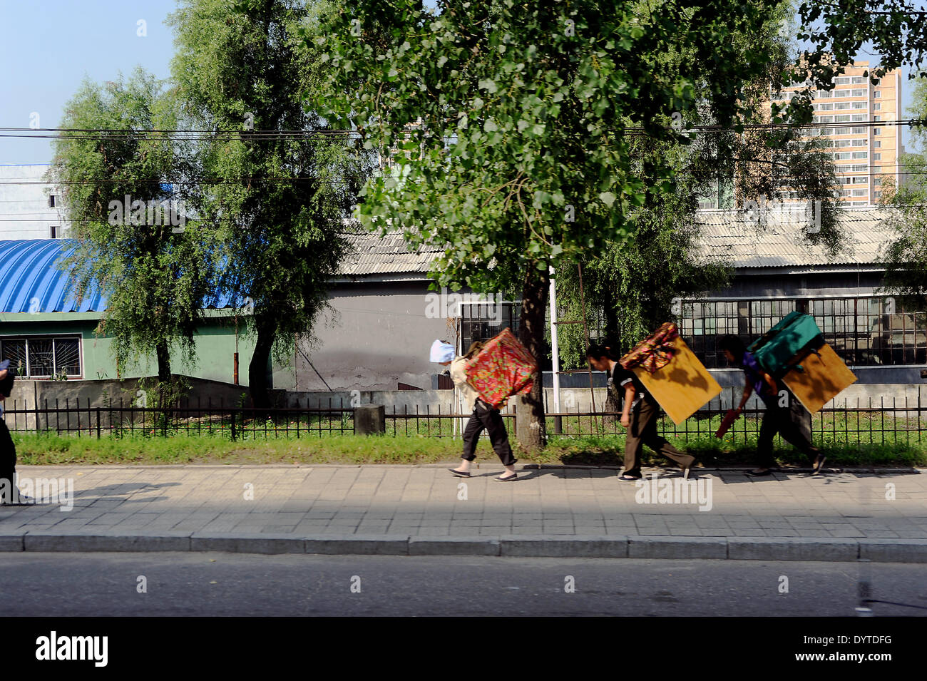 Carry pickaback hi-res stock photography and images - Alamy