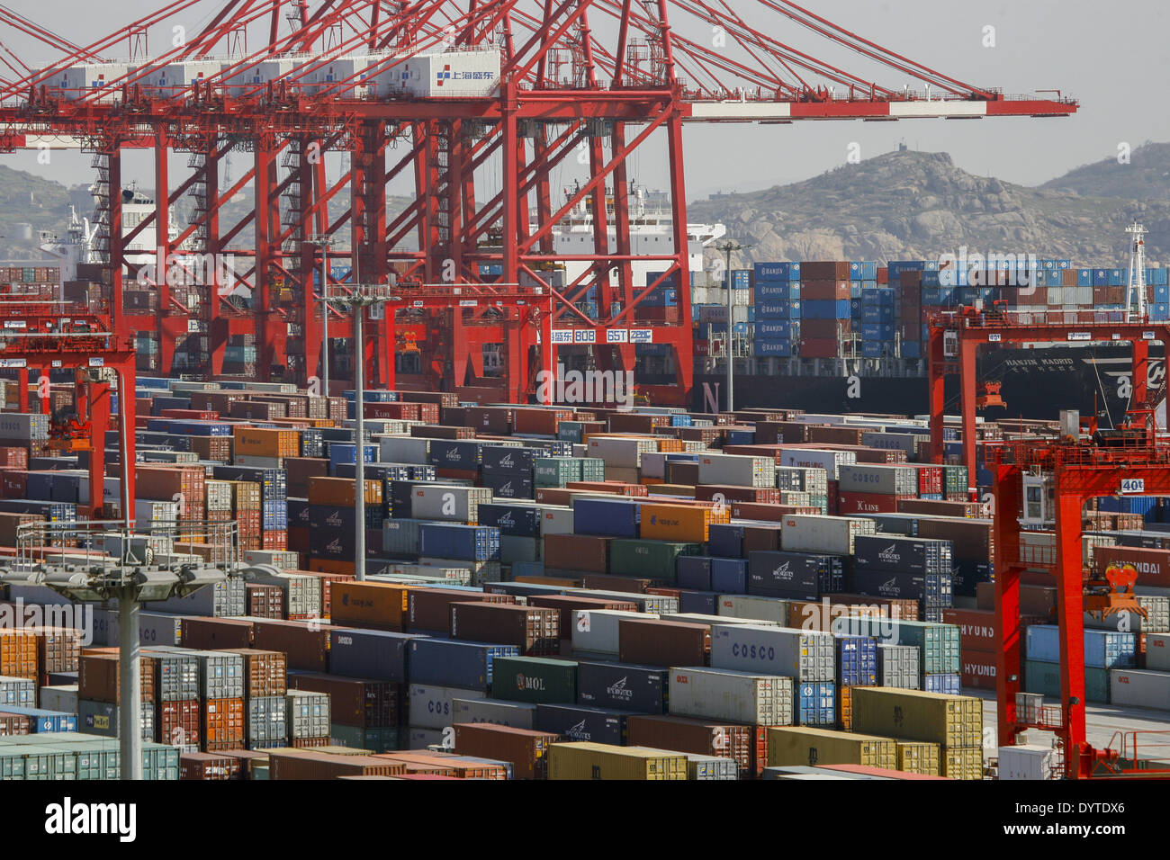 A fully loaded container ship berth at Yangshan Deep Water Port Stock ...