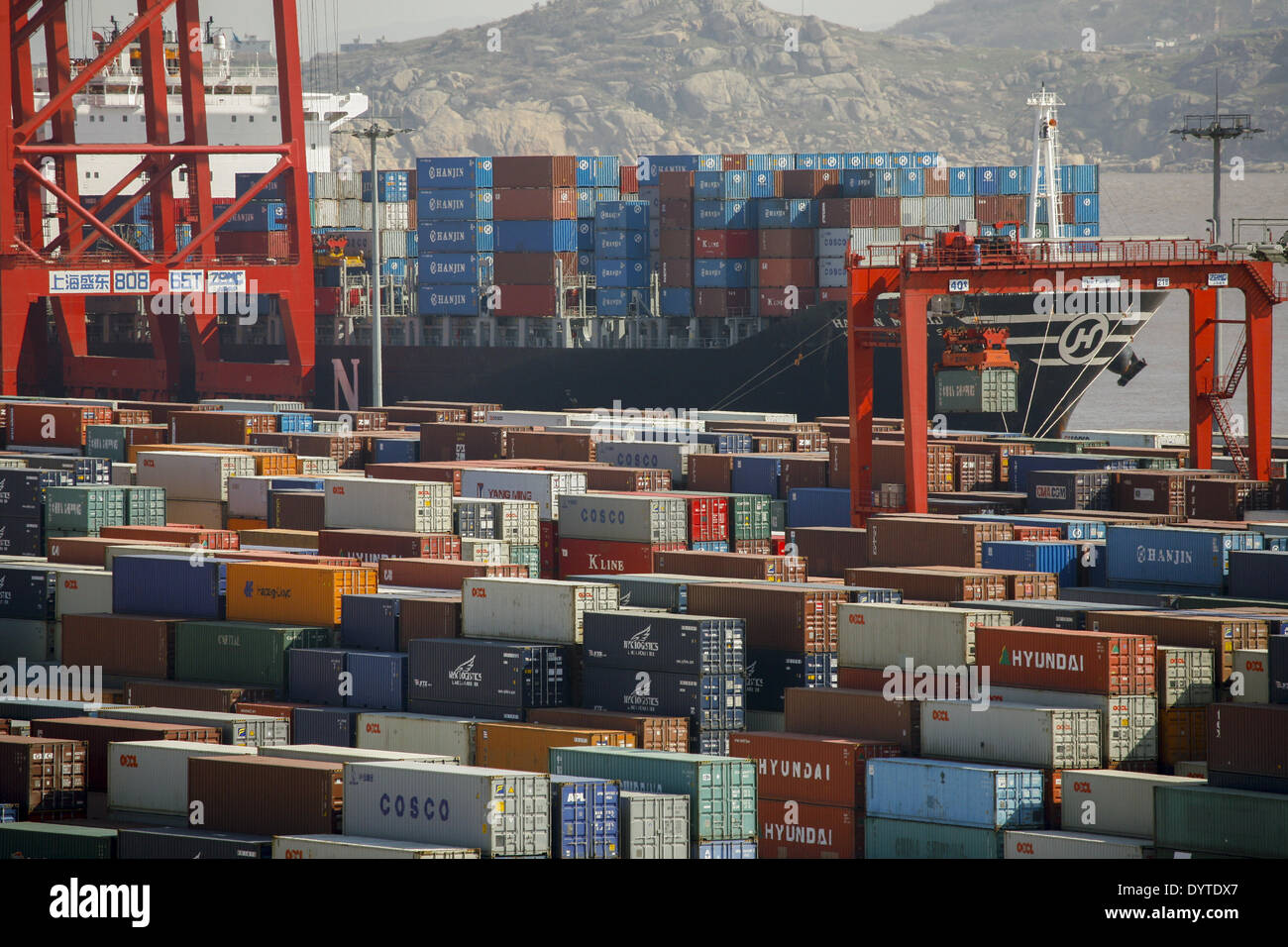 Fully loaded container ship berth at yangshan deep water port hi-res ...