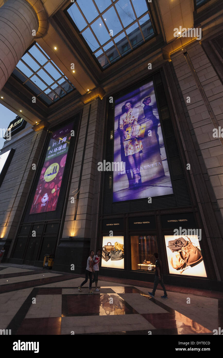 Customers walk at the shop in Global Harbor Stock Photo - Alamy