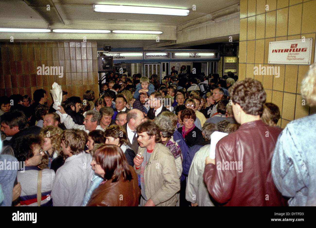 Border crowd hi-res stock photography and images - Alamy