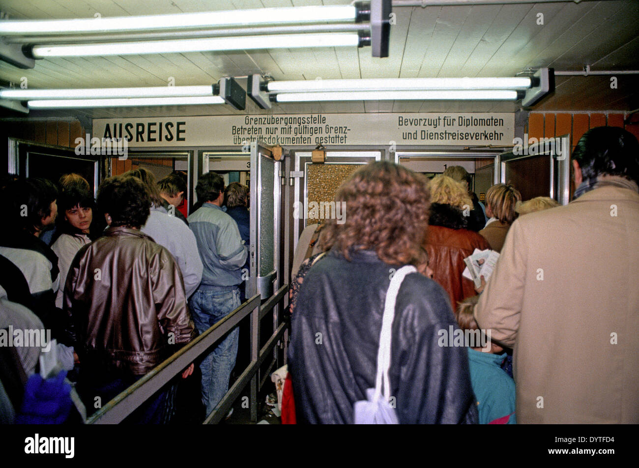 Border crowd hi-res stock photography and images - Alamy