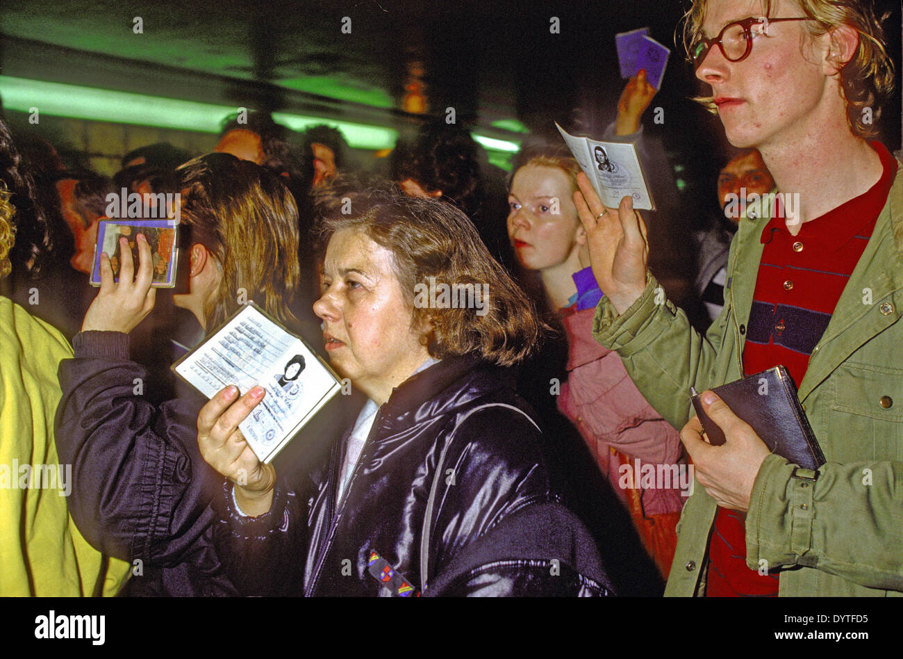 Border crowd hi-res stock photography and images - Alamy