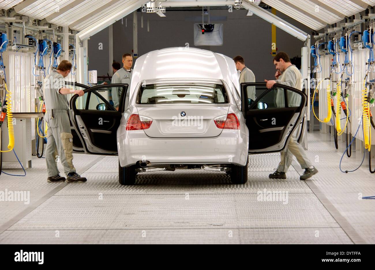 Bmw manufacturing plant hi-res stock photography and images - Alamy