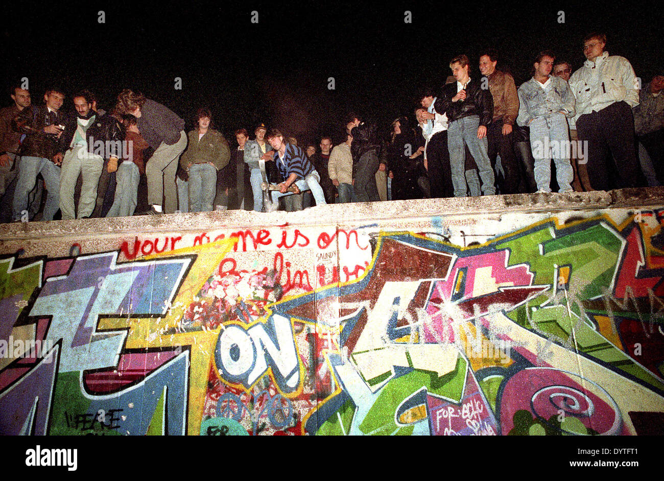 Berlin wall 1989 fall hi-res stock photography and images - Alamy