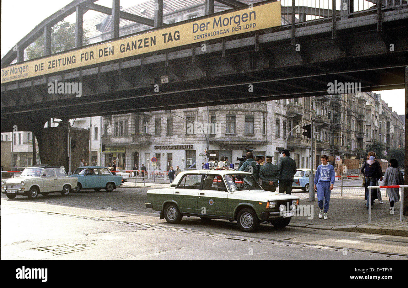 Fall wall berlin 1989 police hi-res stock photography and images - Alamy