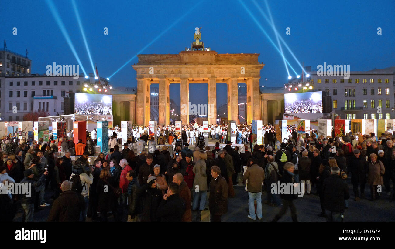 Crowd at brandenburg gate hi-res stock photography and images - Alamy