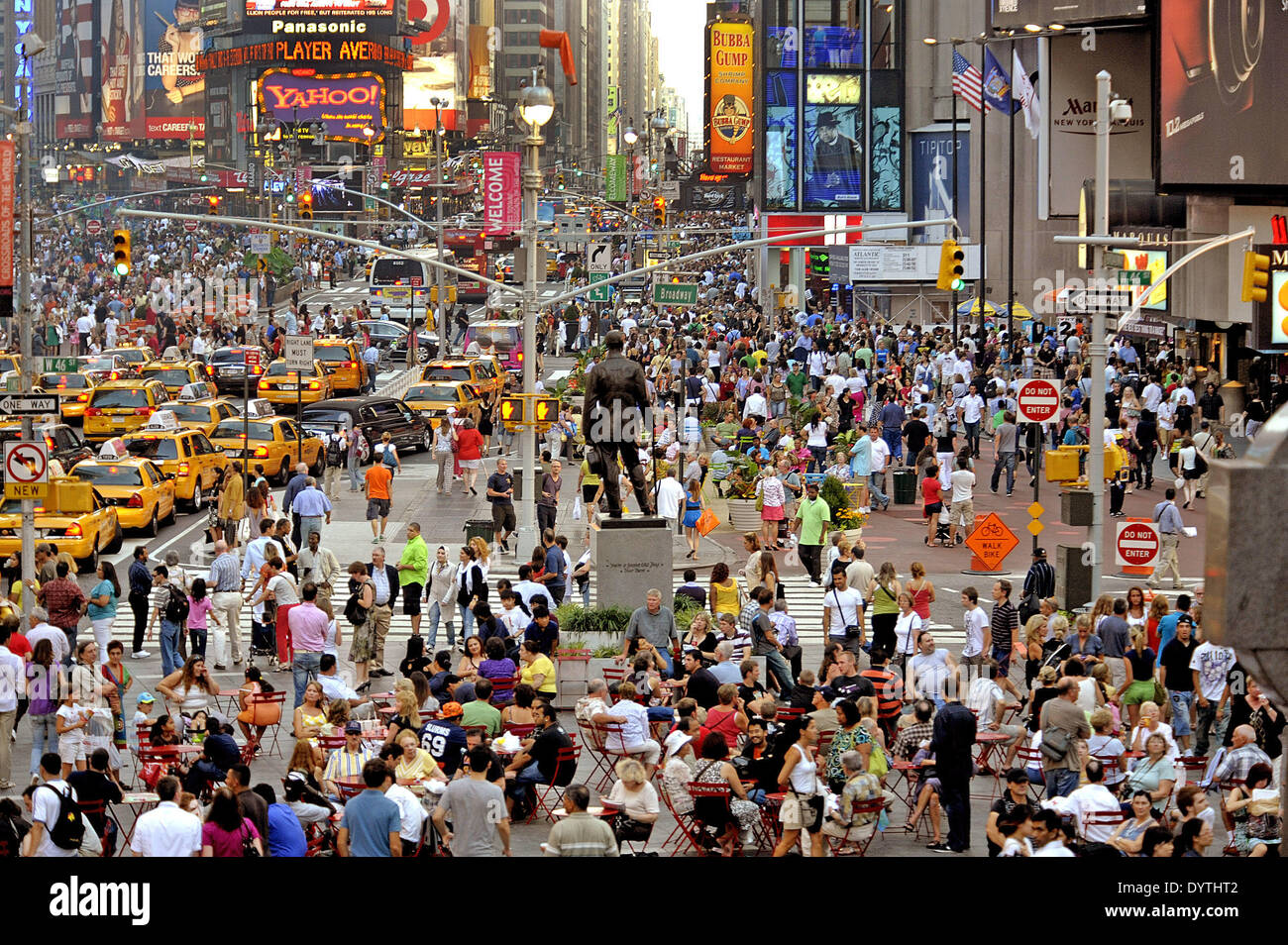 Times square 2000 hi-res stock photography and images - Alamy