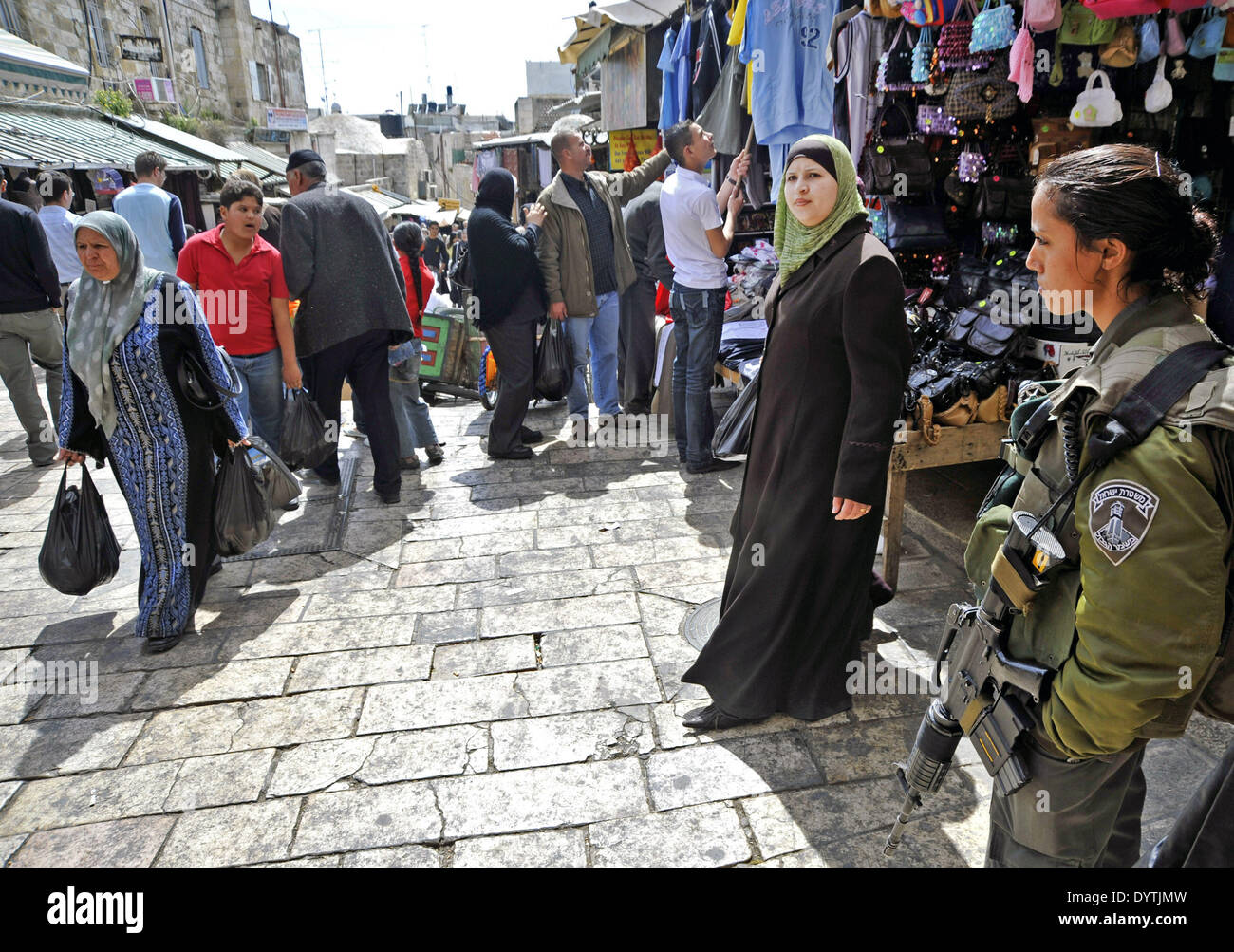 Female muslim soldier hi-res stock photography and images - Alamy