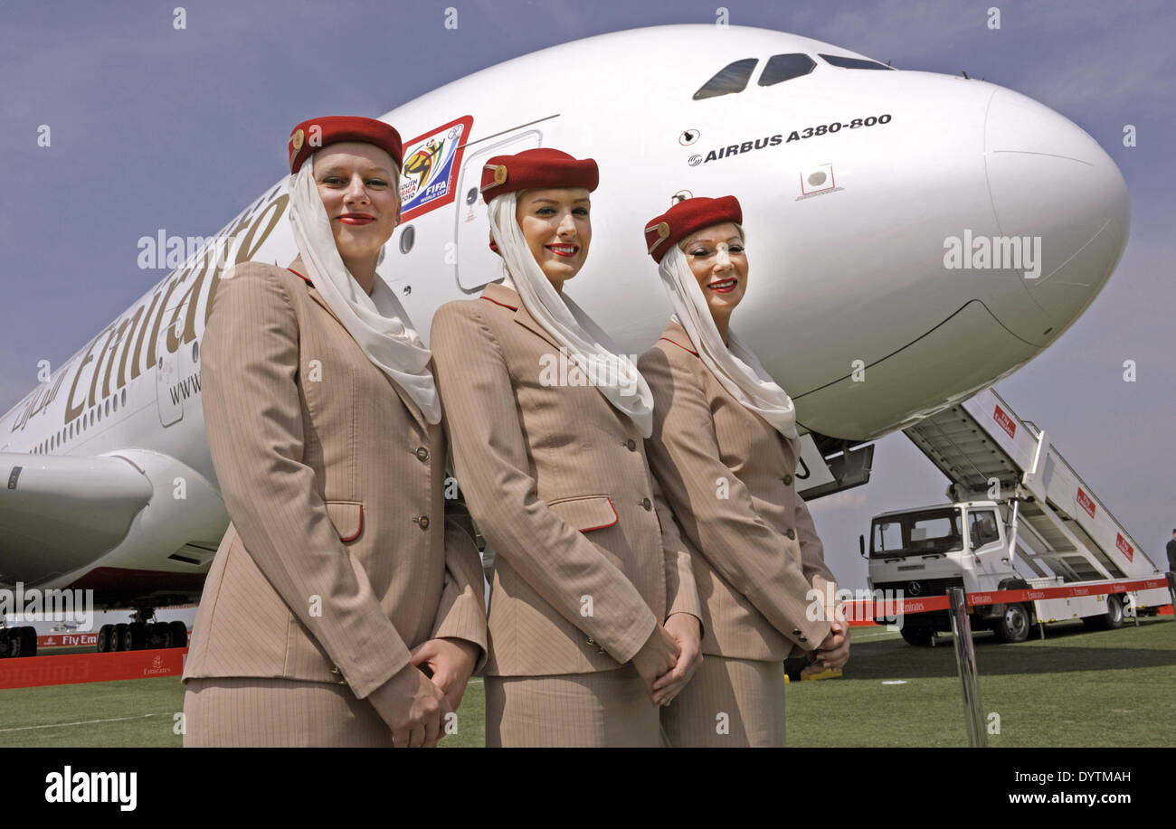 Emirates airline attendant hi-res stock photography and images - Alamy